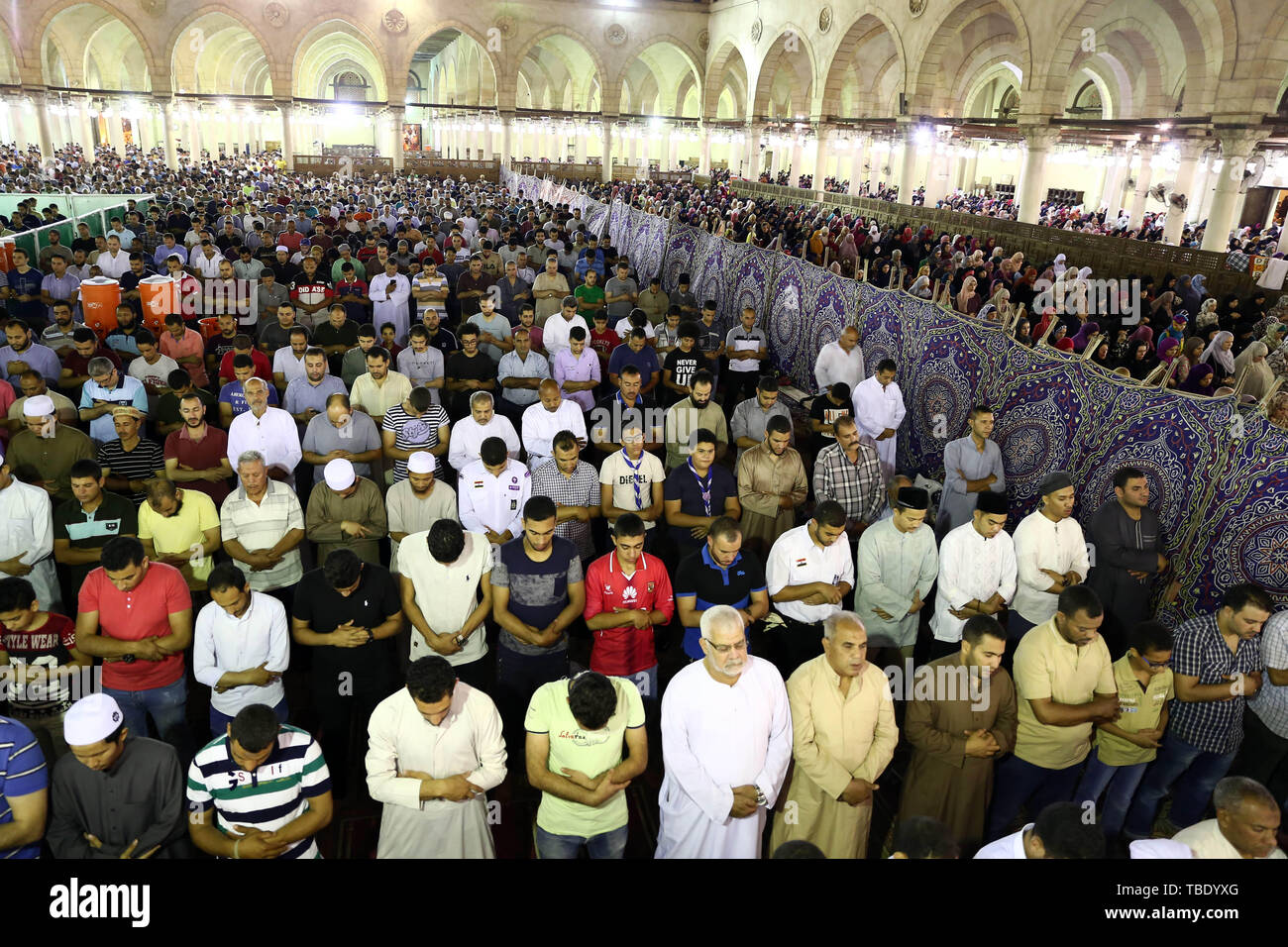 Cairo, Egypt. 31st May, 2019. Muslims attend a night prayer during ...