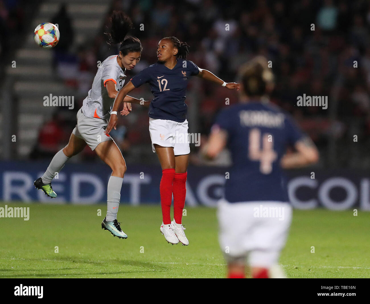 Creteil, France. 31st May, 2019. Lin Yuping (L) of China vies with ...