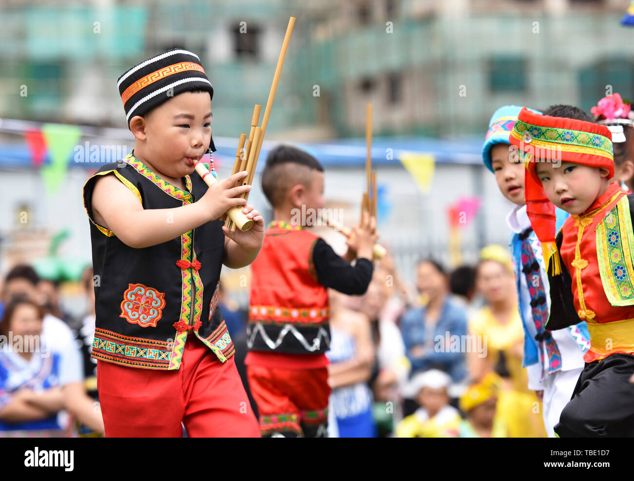 Longli, China's Guizhou Province. 31st May, 2019. Children perform ...