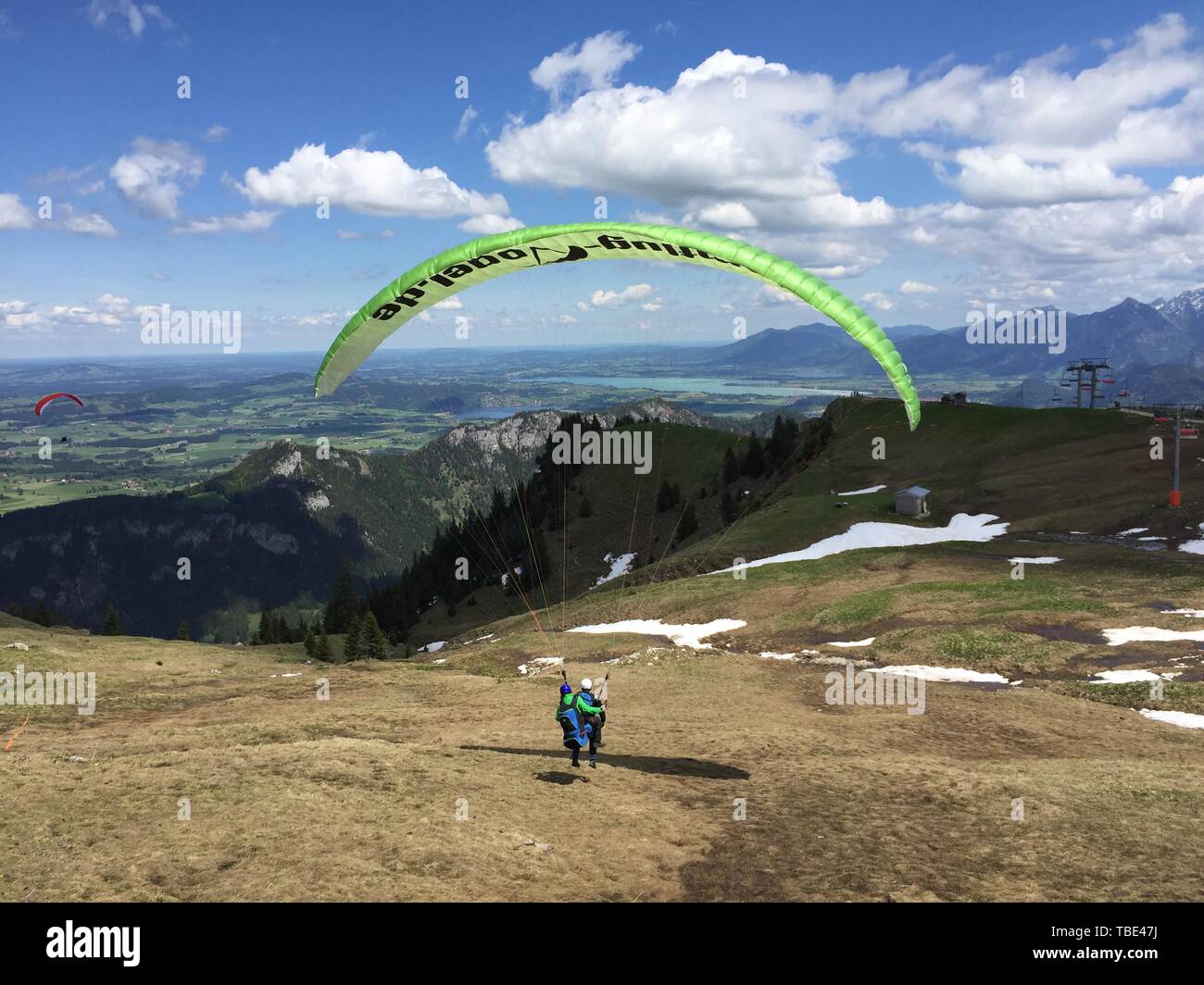 01 June 2019, Germany (German), Pfronten: A paragliding tandem flight ...