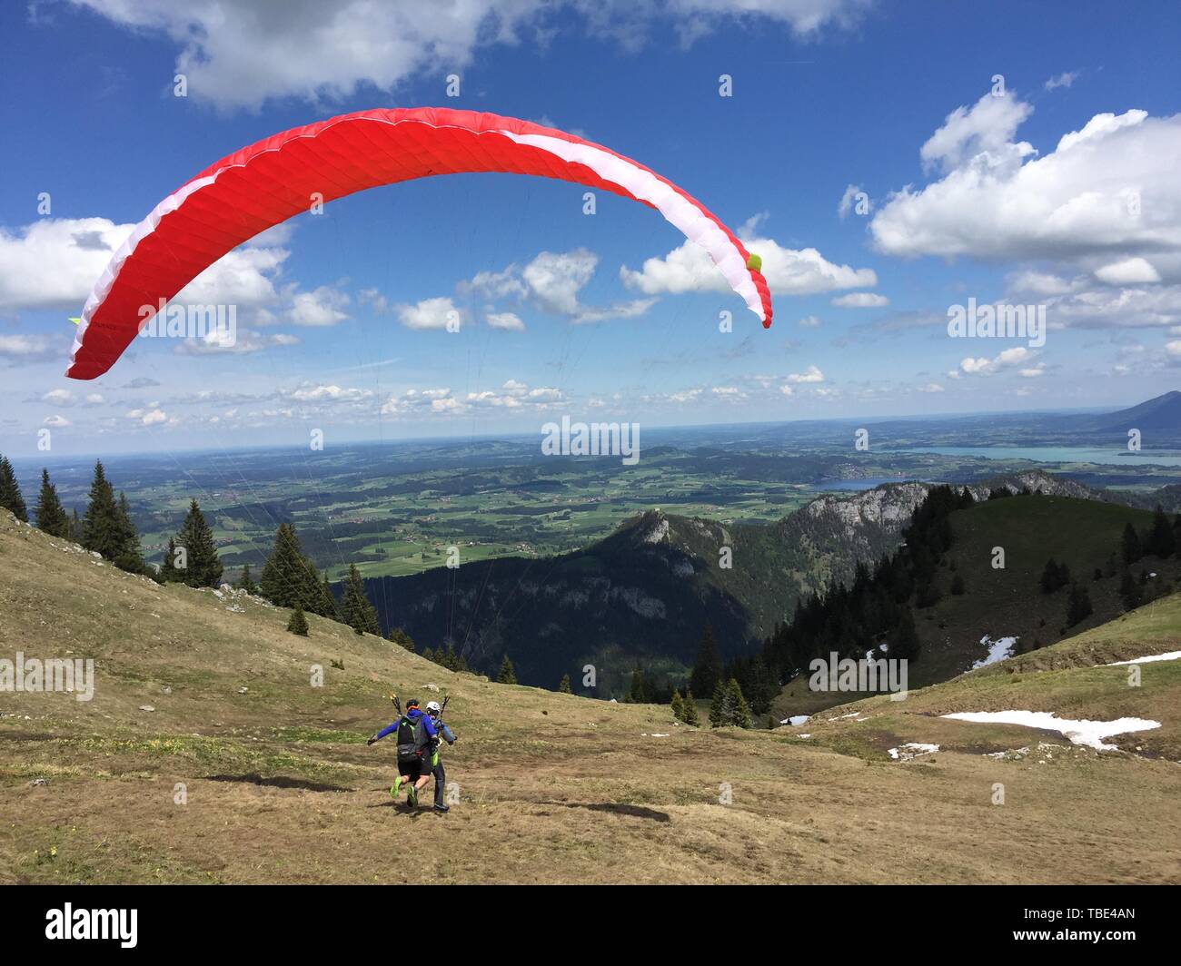 Pfronten, Germany. 01st June, 2019. A paragliding tandem flight starts ...