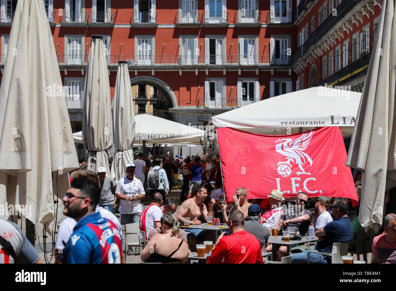 Tottenham hotspur fans beer hi-res stock photography and images - Alamy