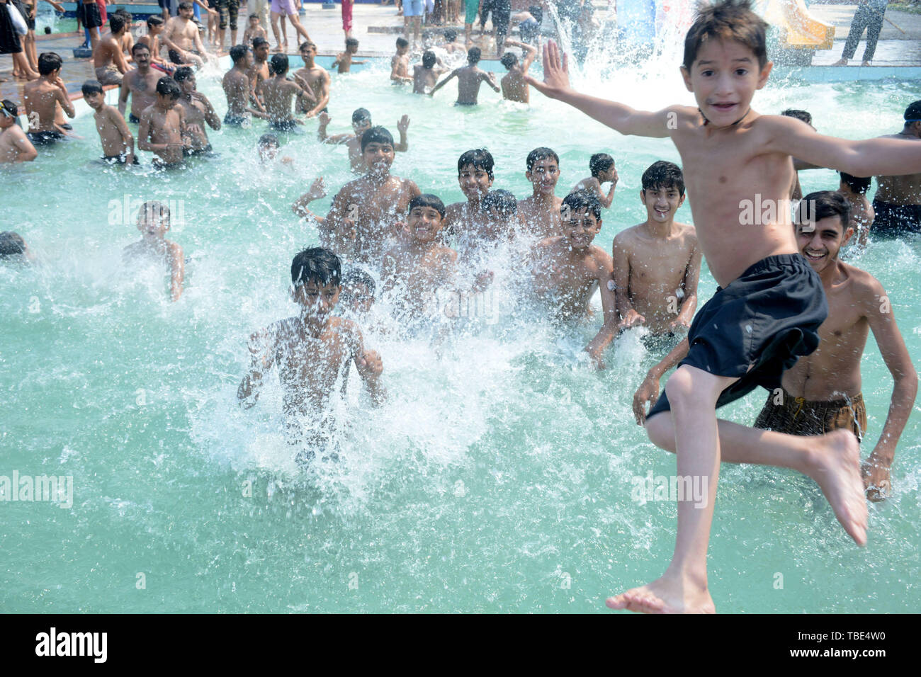 Lahore, Pakistan. 1st June, 2019. Boys cool off themselves during heat ...