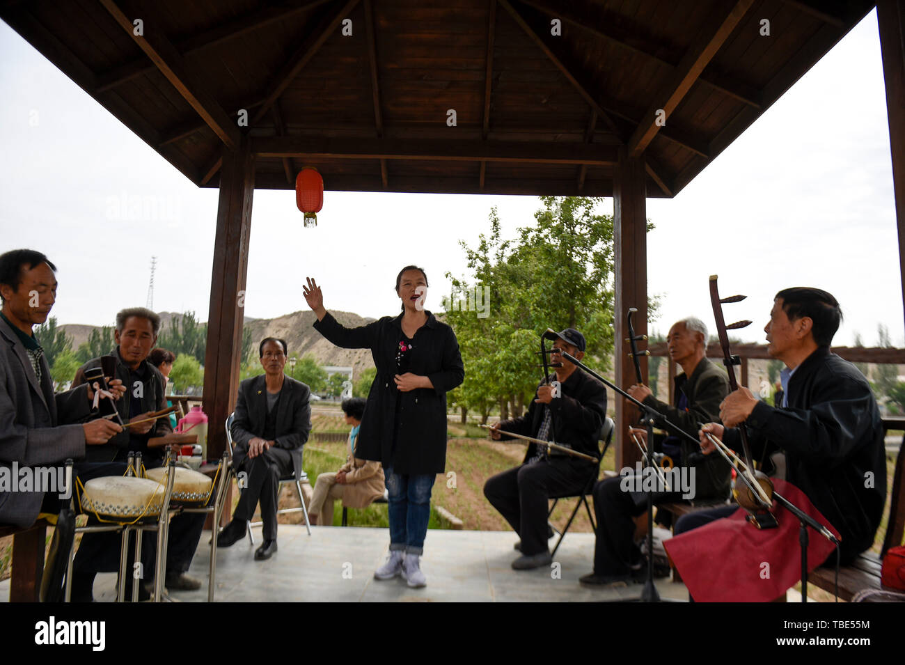 (190601) -- BAIYIN, June 1, 2019 (Xinhua) -- Villagers perform Qinqiang ...