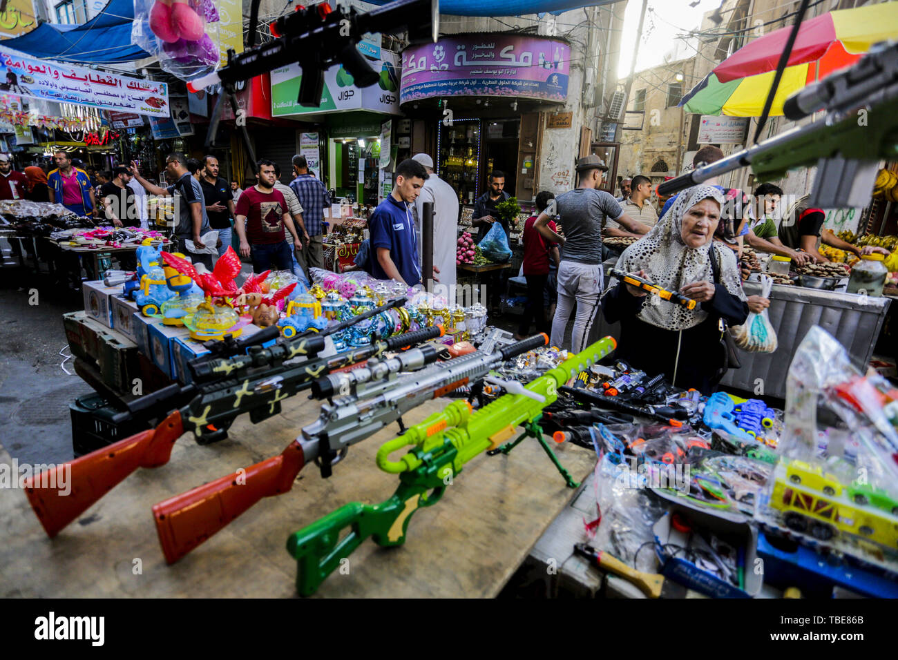 Gaza City, The Gaza Strip, Palestine. 1st June, 2019. Palestinians shop ...