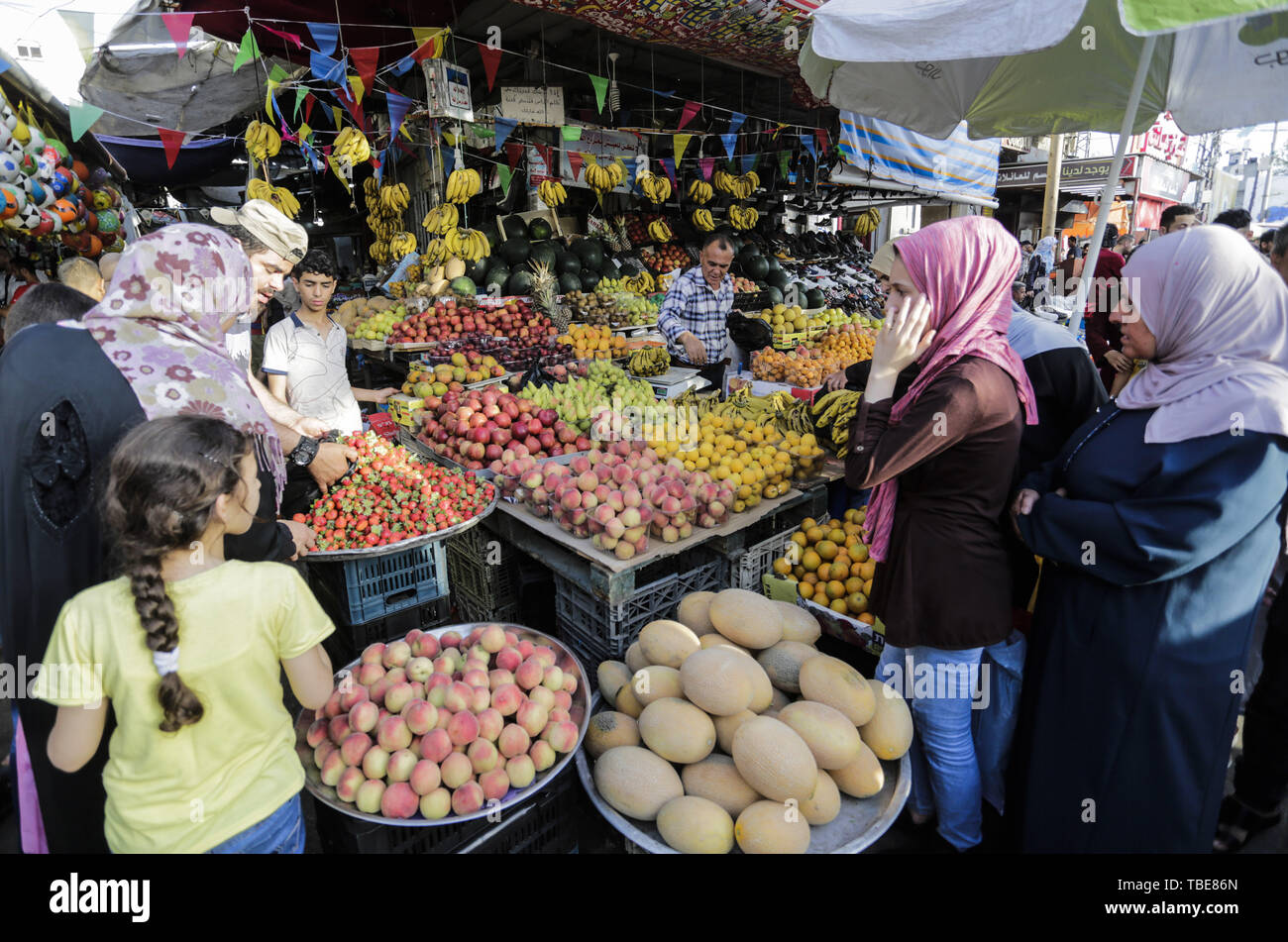 Gaza City, The Gaza Strip, Palestine. 1st June, 2019. Palestinians shop ...