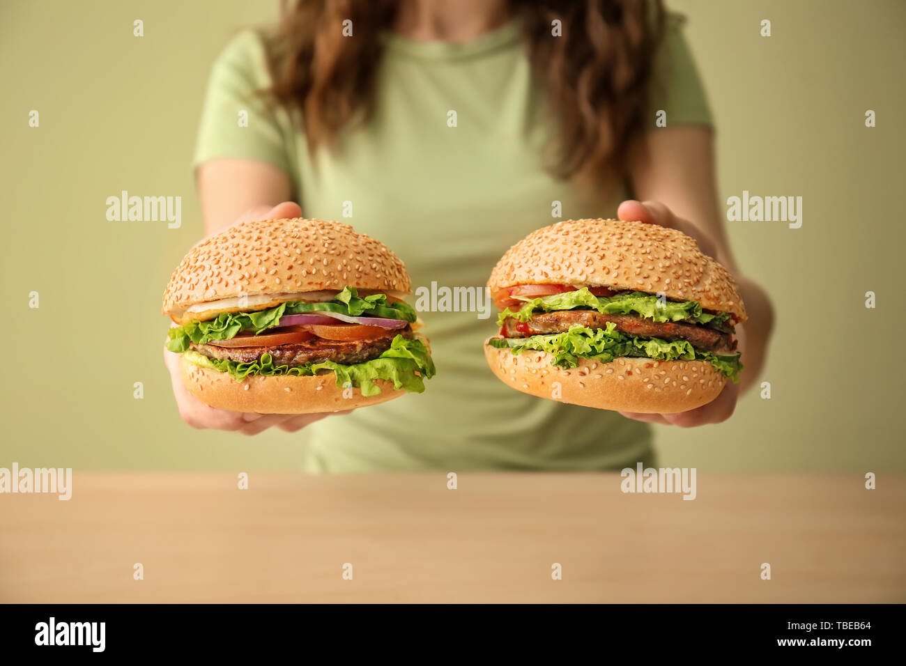 Eat burgers woman hi-res stock photography and images - Alamy