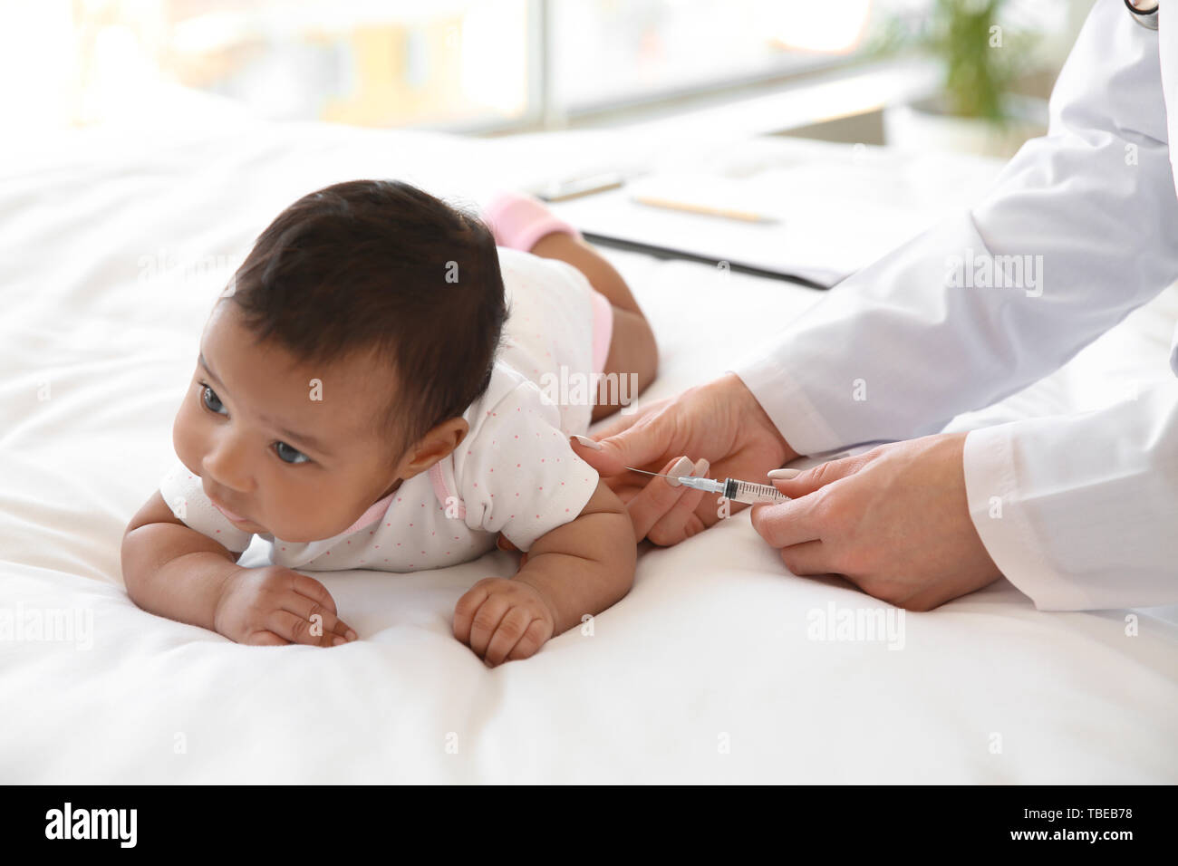 Giving injection african hi-res stock photography and images - Alamy