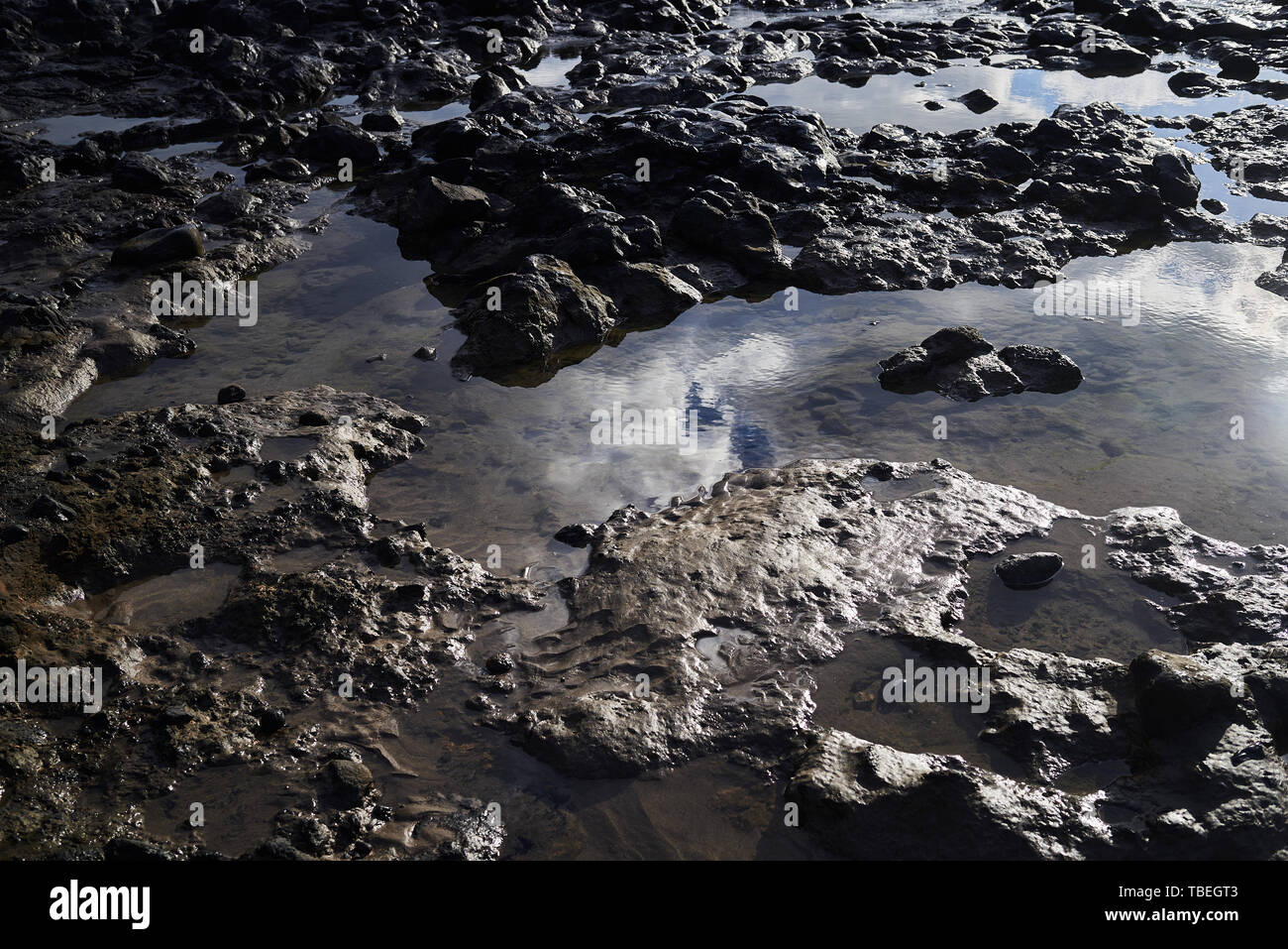 Dark wet rocks hi-res stock photography and images - Alamy