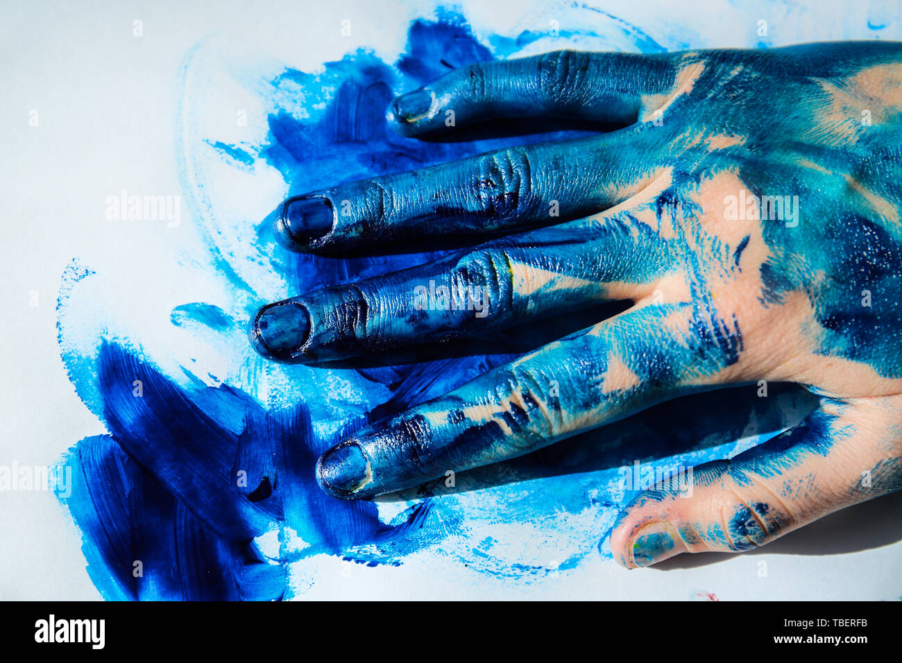 Girl finger painting on paper hi-res stock photography and images - Alamy