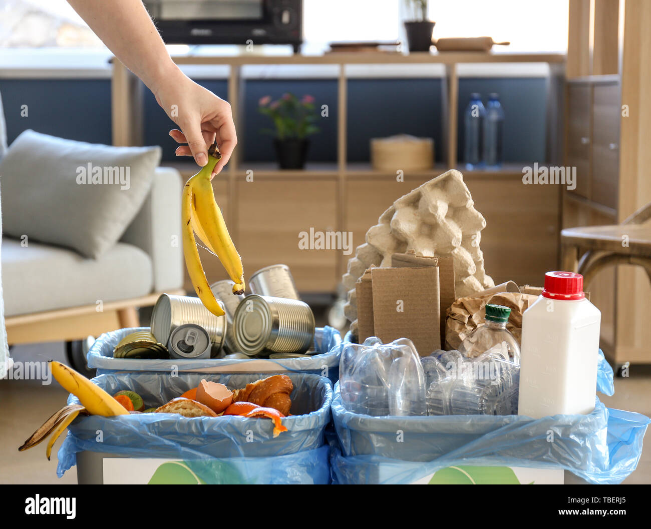 Sorting cans and bottles hi-res stock photography and images - Alamy