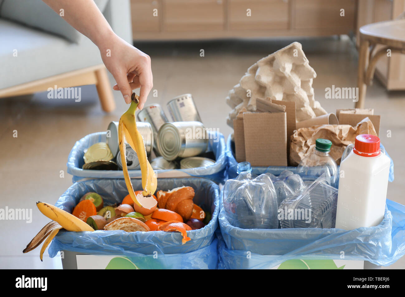 Sorting cans and bottles hi-res stock photography and images - Alamy