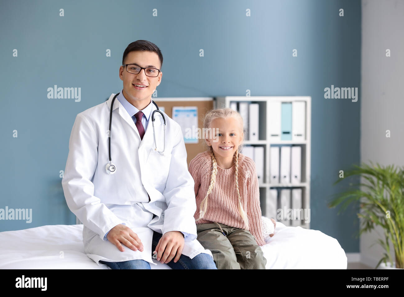 Pediatrician and cute little girl in clinic Stock Photo - Alamy