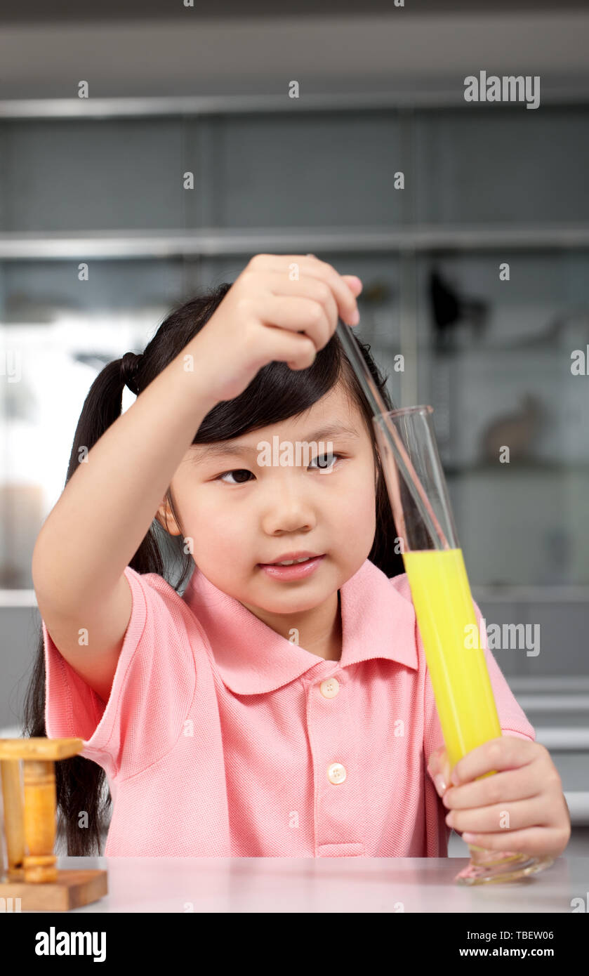 Students do experiments in physics class Stock Photo - Alamy