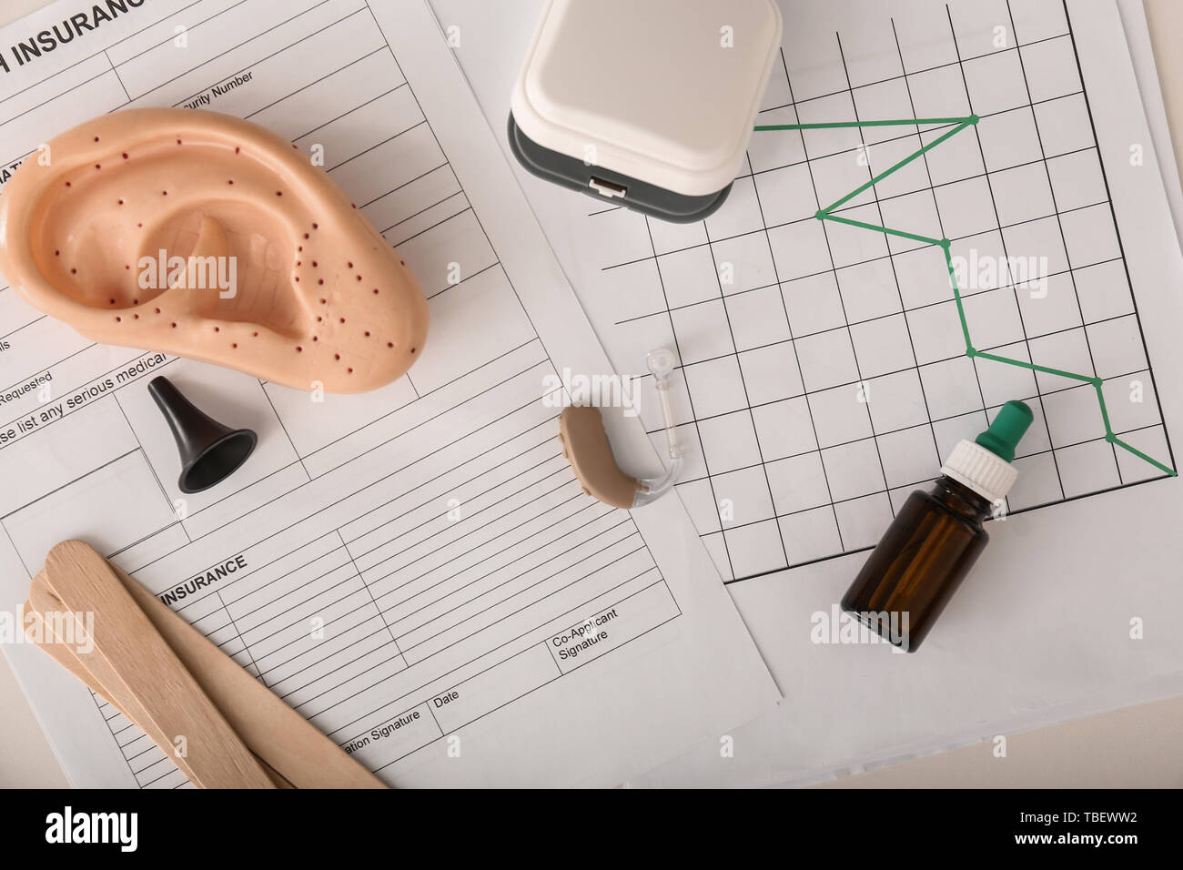 Hearing aid and model of ear on table of doctor Stock Photo - Alamy