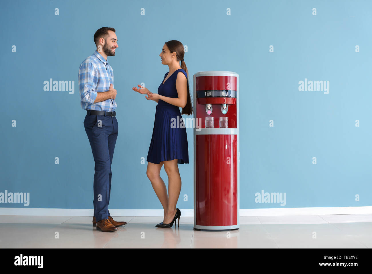 Water cooler office man woman hi-res stock photography and images - Alamy