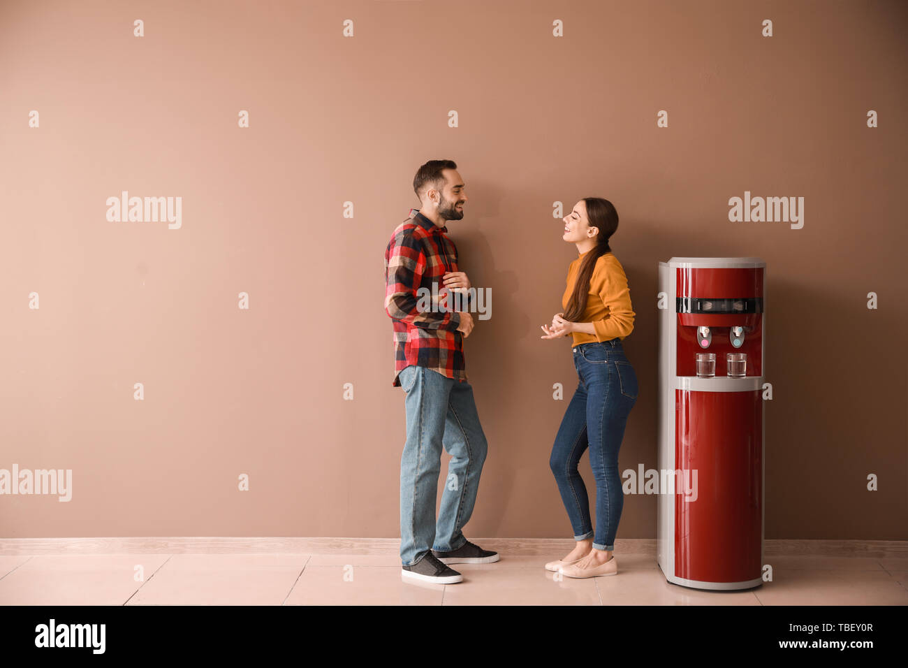 Colleagues talking (water cooler) hi-res stock photography and images ...