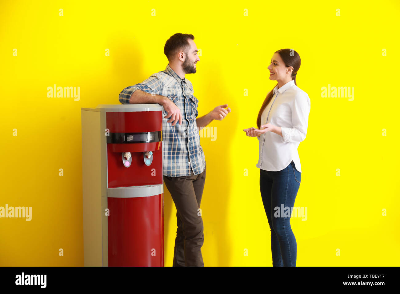 Colleagues talking (water cooler) hi-res stock photography and images ...