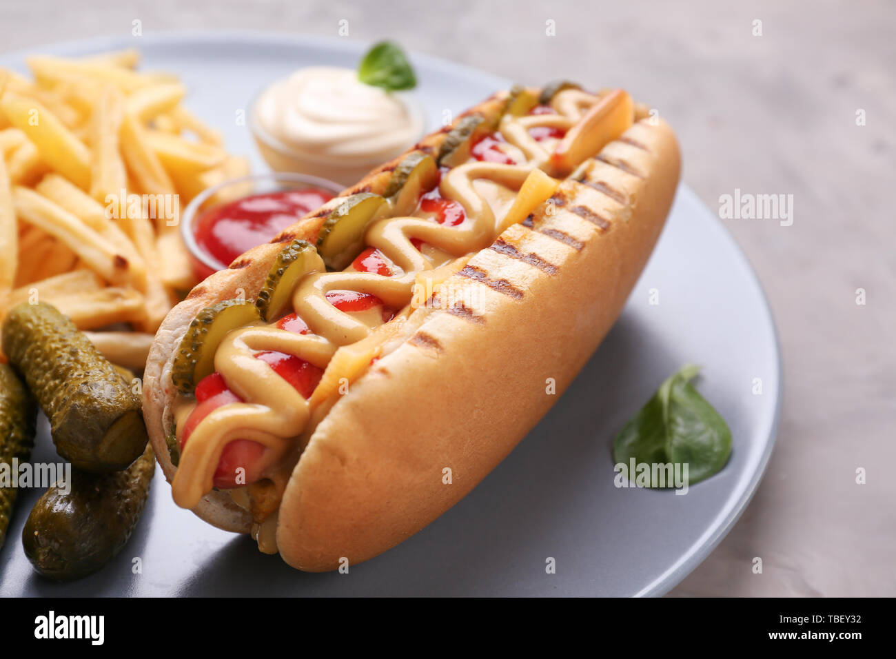 Hot dog on plate hi-res stock photography and images - Alamy