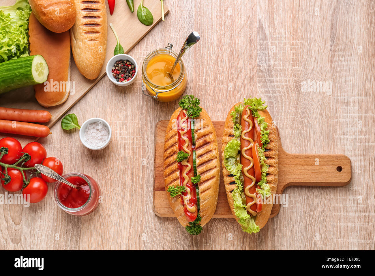Hot dogs on table top view hi-res stock photography and images - Alamy