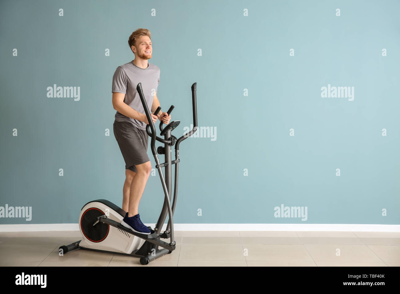 Man training on machine hi-res stock photography and images - Alamy