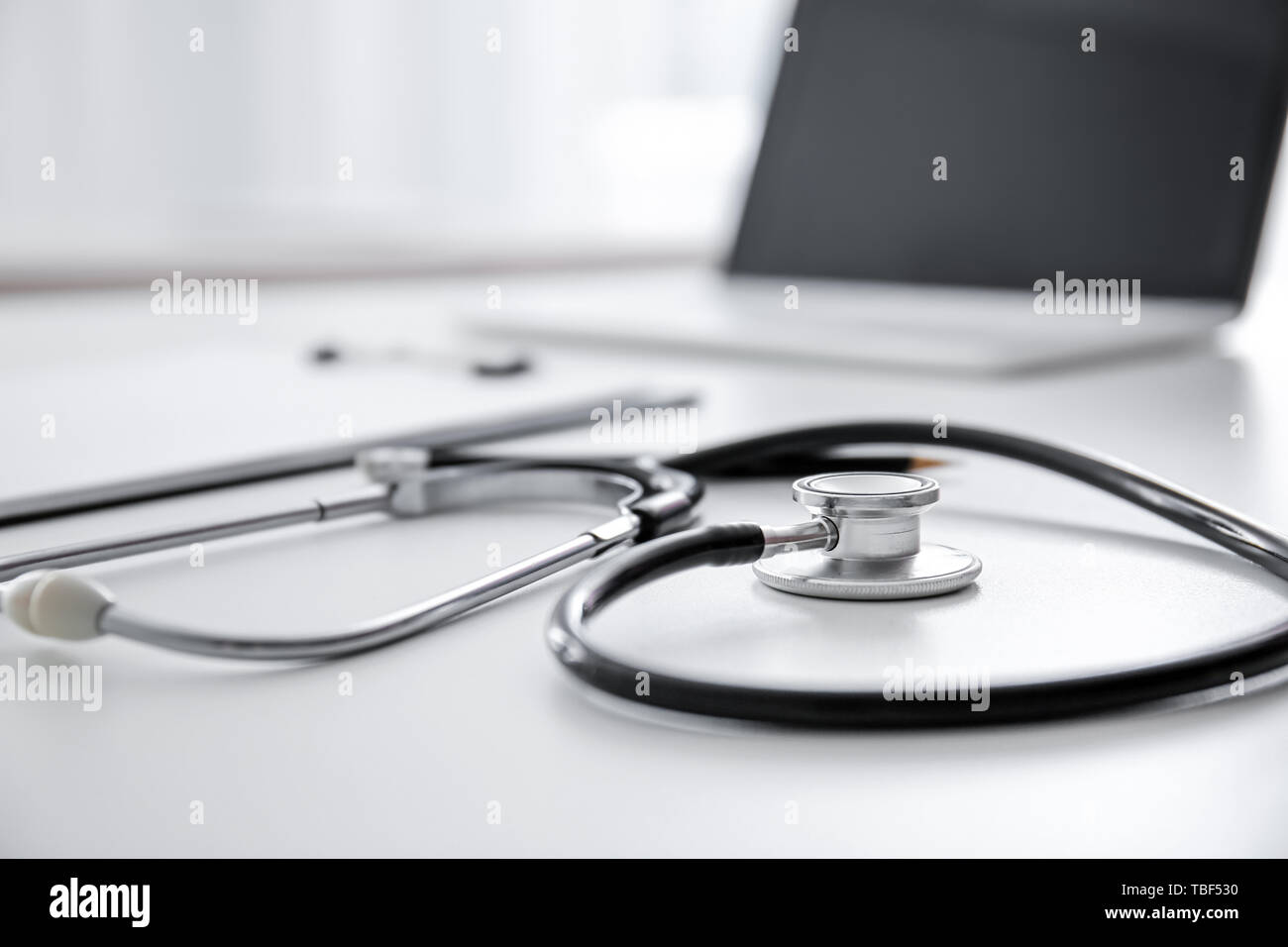 Stethoscope on doctors table hi-res stock photography and images - Alamy