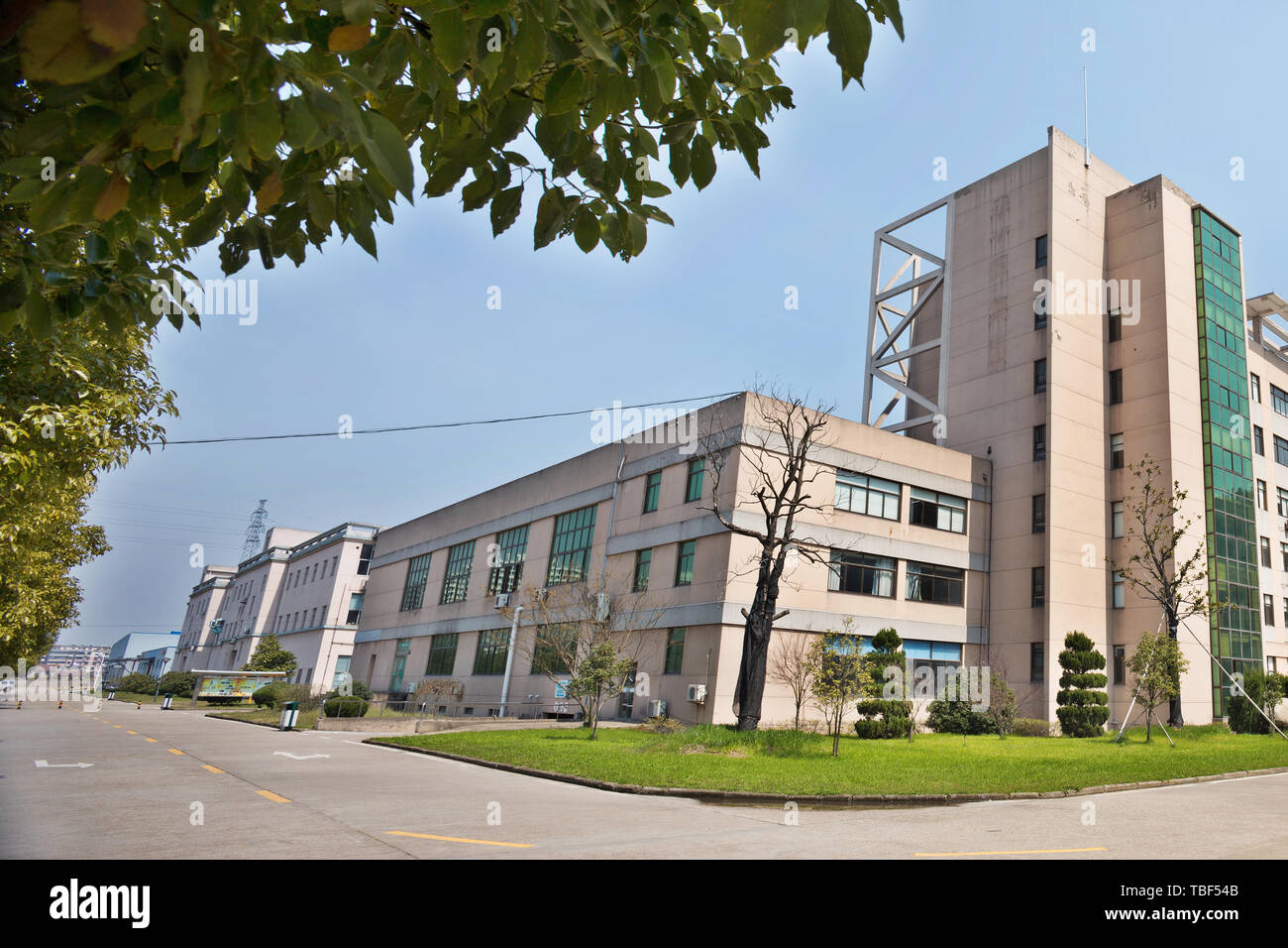 Side view on the office building with parking lot Stock Photo - Alamy