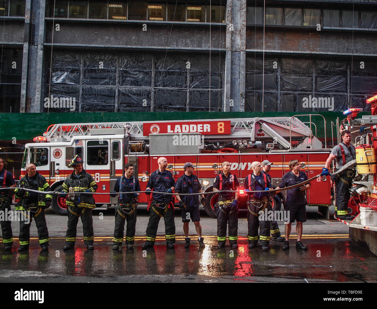 Fireman working new york hi-res stock photography and images - Alamy
