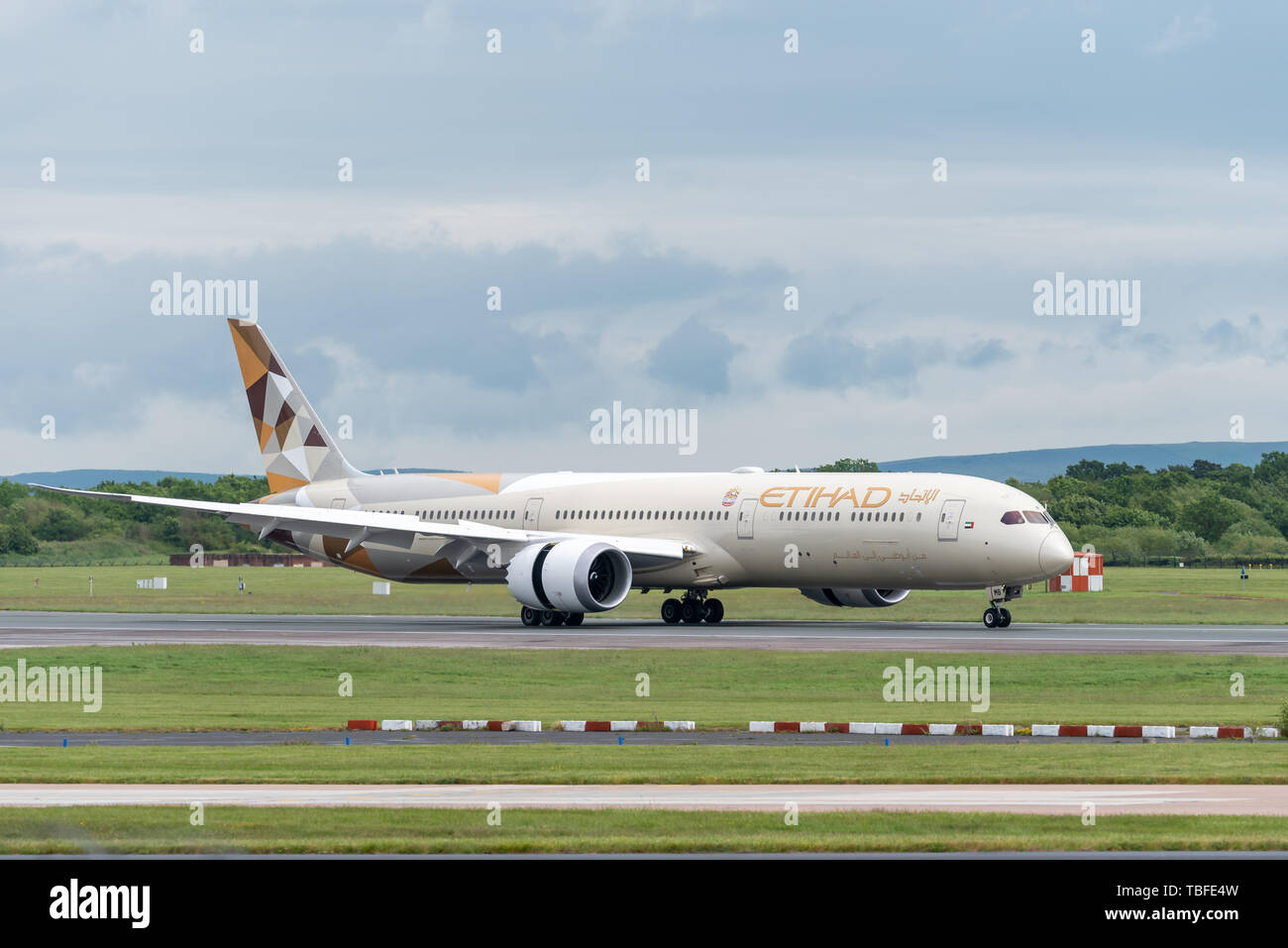 MANCHESTER UK, 30 MAY 2019: Etihad Boeing 787 Dreamliner flight EY21 ...