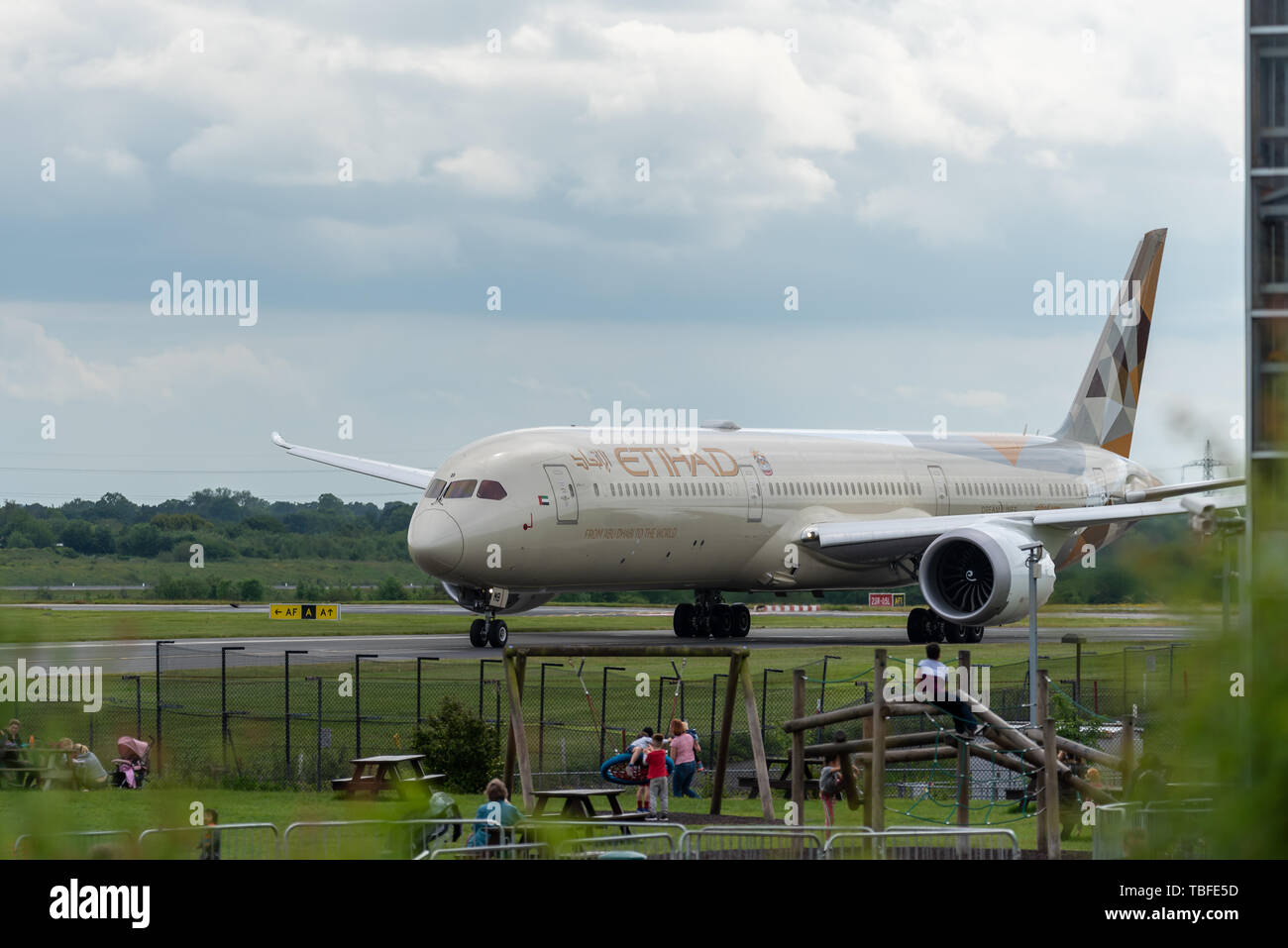 MANCHESTER UK, 30 MAY 2019: Etihad Boeing 787 Dreamliner flight EY21 ...