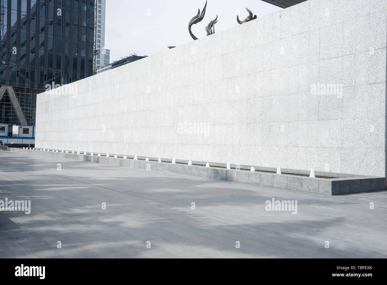 Empty floor front of modern building Stock Photo - Alamy