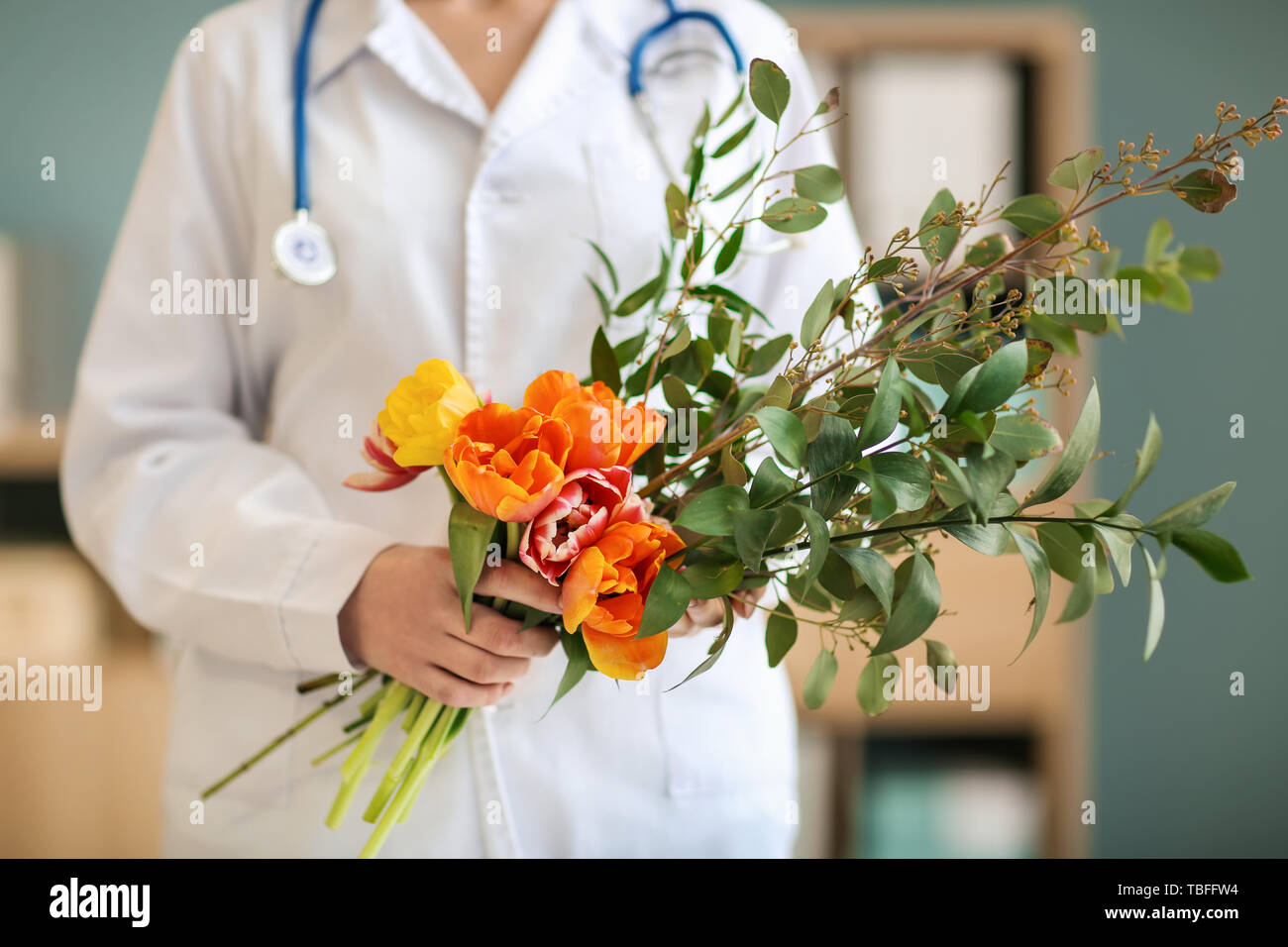 Girl woman flowers hospital hi-res stock photography and images - Alamy