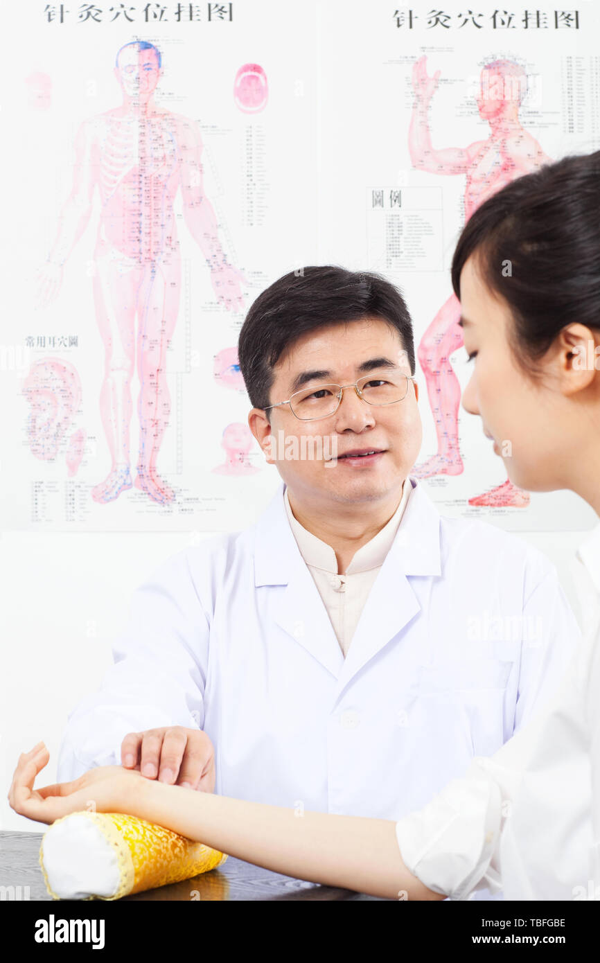 Doctors diagnose patients Stock Photo - Alamy