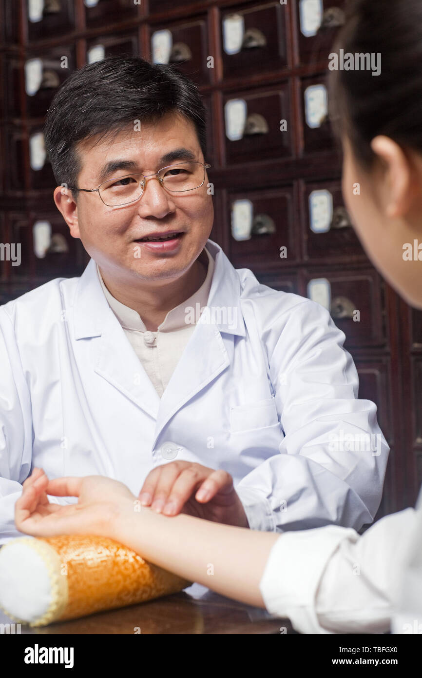 Doctors diagnose patients Stock Photo - Alamy