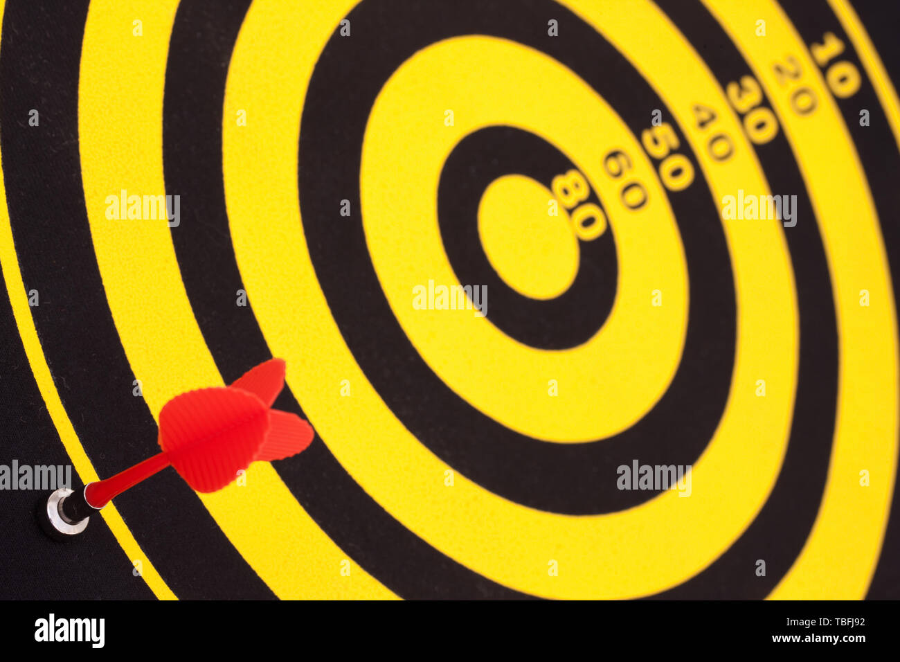 Yellow dart bulls eye target hi-res stock photography and images - Alamy