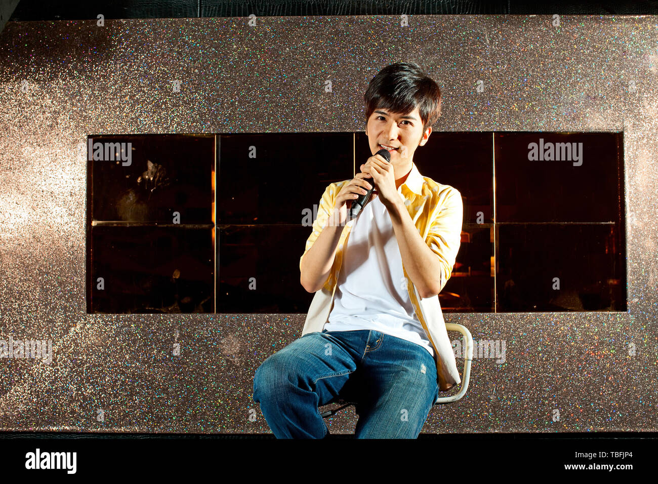 A man is singing Stock Photo - Alamy