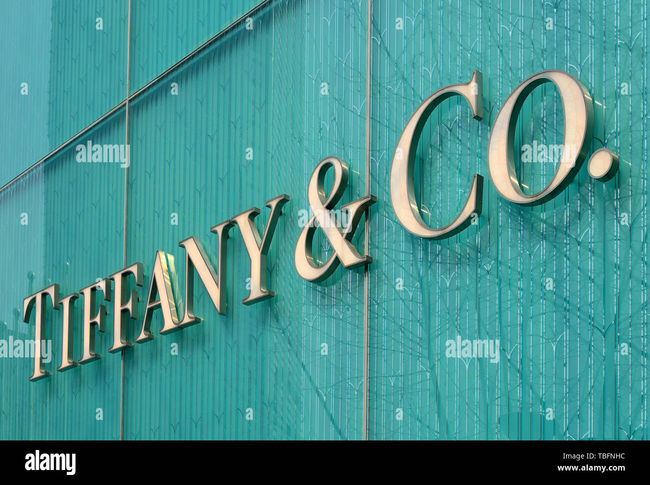 Brand store outdoor logo Stock Photo - Alamy