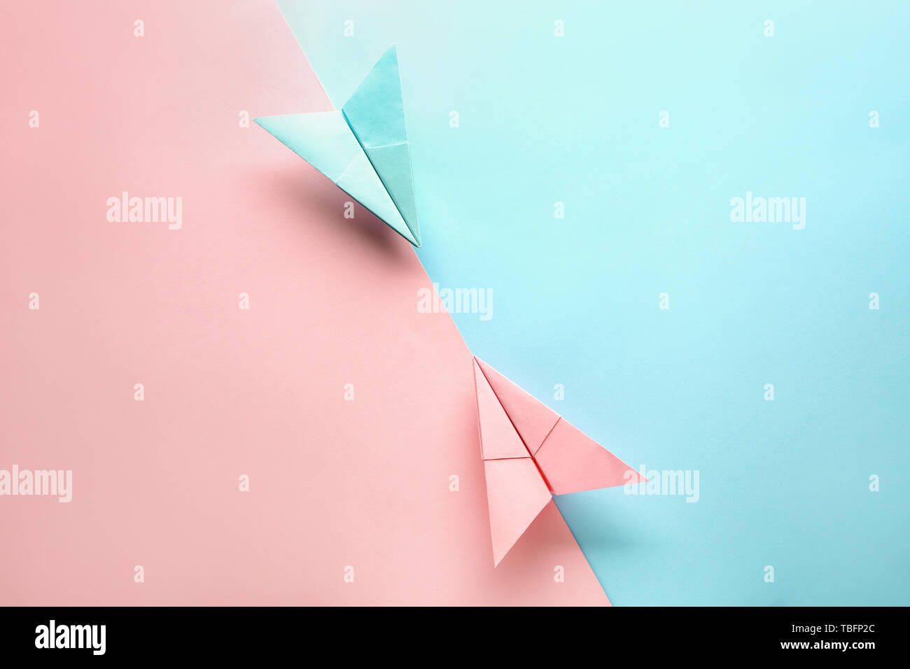 Paper planes on color background. Travel concept Stock Photo - Alamy