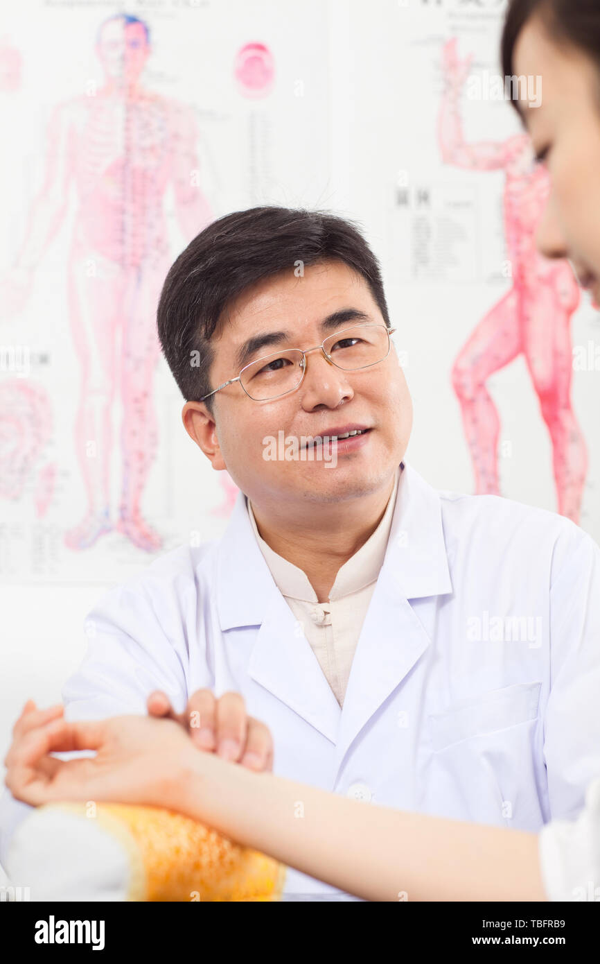 Doctors Diagnose Patients Stock Photo Alamy doctors-diagnose-patients-stock-photo-alamy