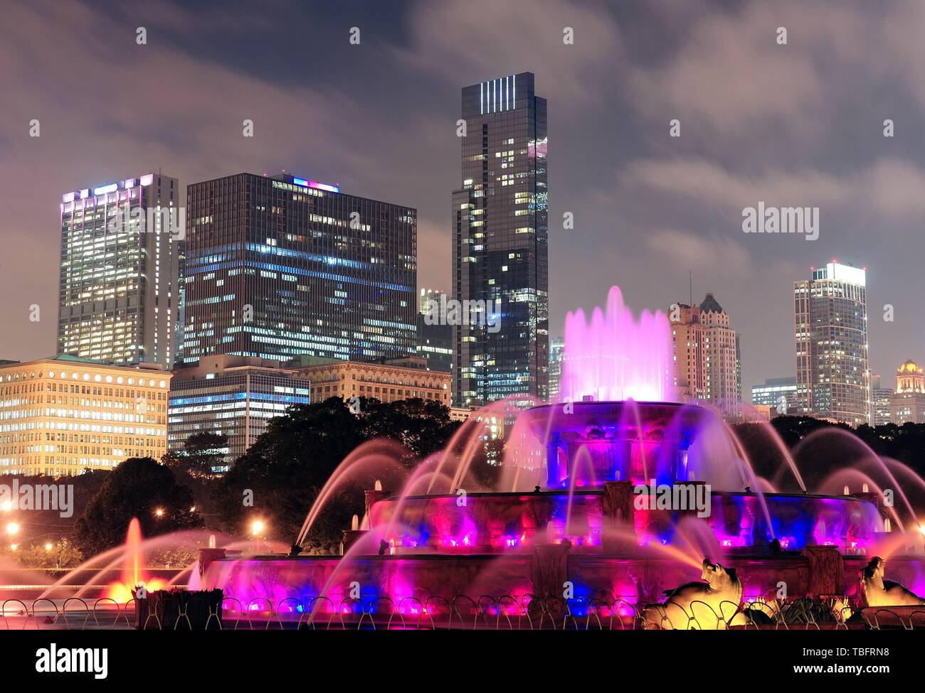 Chicago skyline with skyscrapers and Buckingham fountain in Grant Park ...