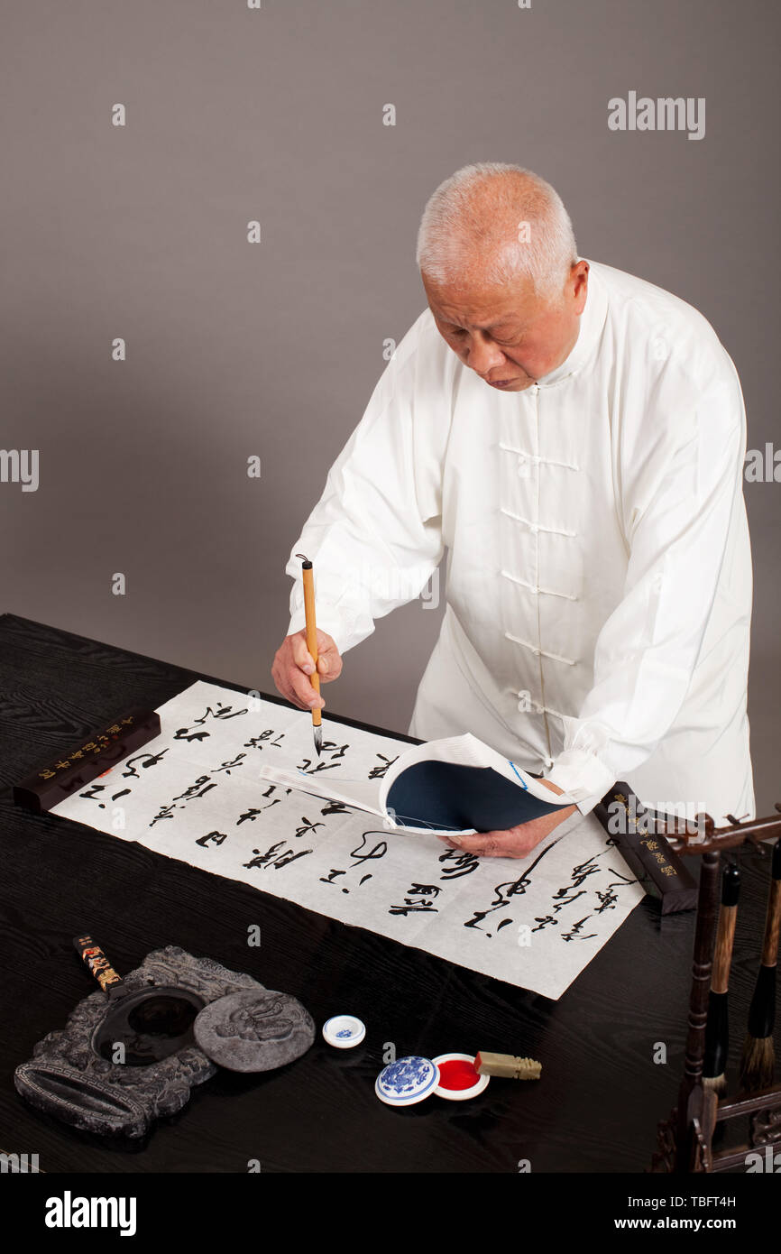 Ancient chinese man writing hi-res stock photography and images - Alamy