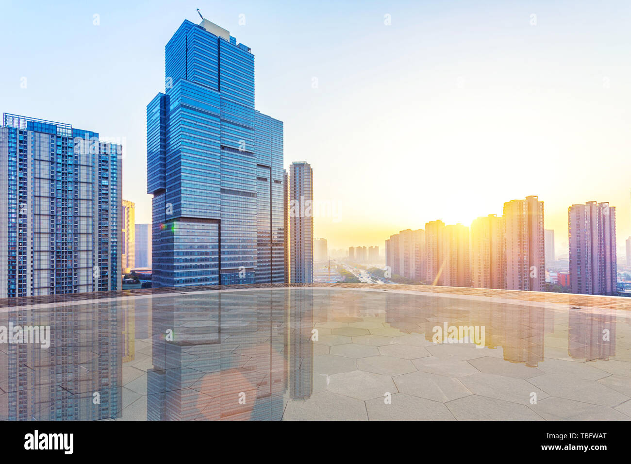 Empty square and modern building hi-res stock photography and images ...