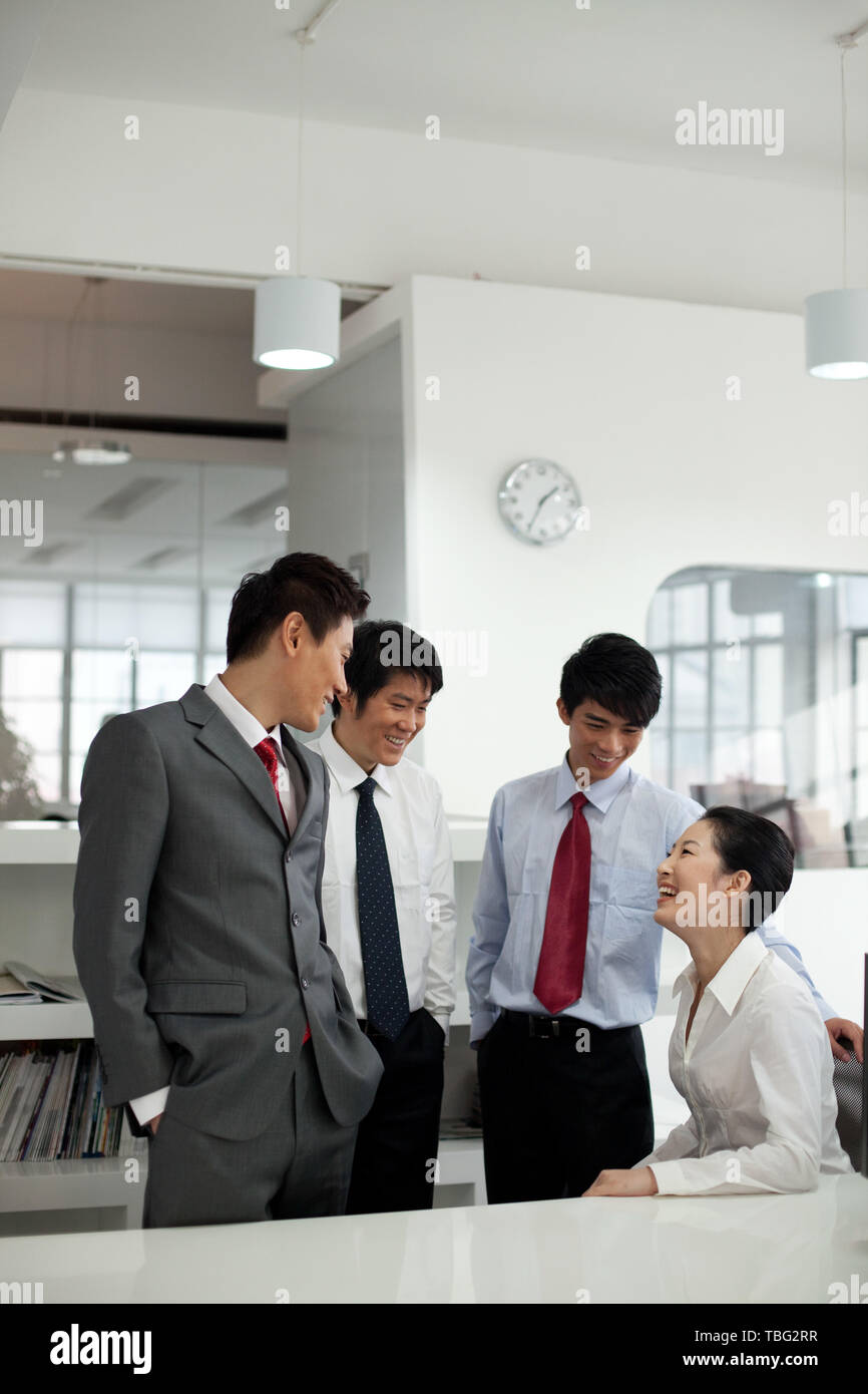 A discussion in front of a computer Stock Photo - Alamy