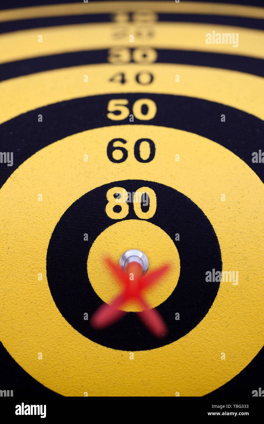 Yellow dart bulls eye target hi-res stock photography and images - Alamy