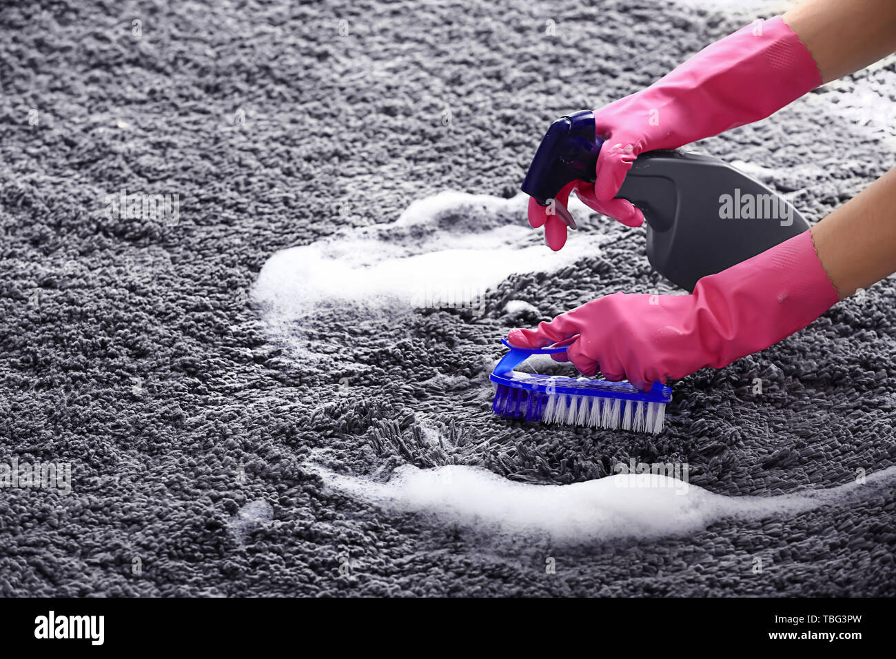 Woman carpet wash hi-res stock photography and images - Alamy
