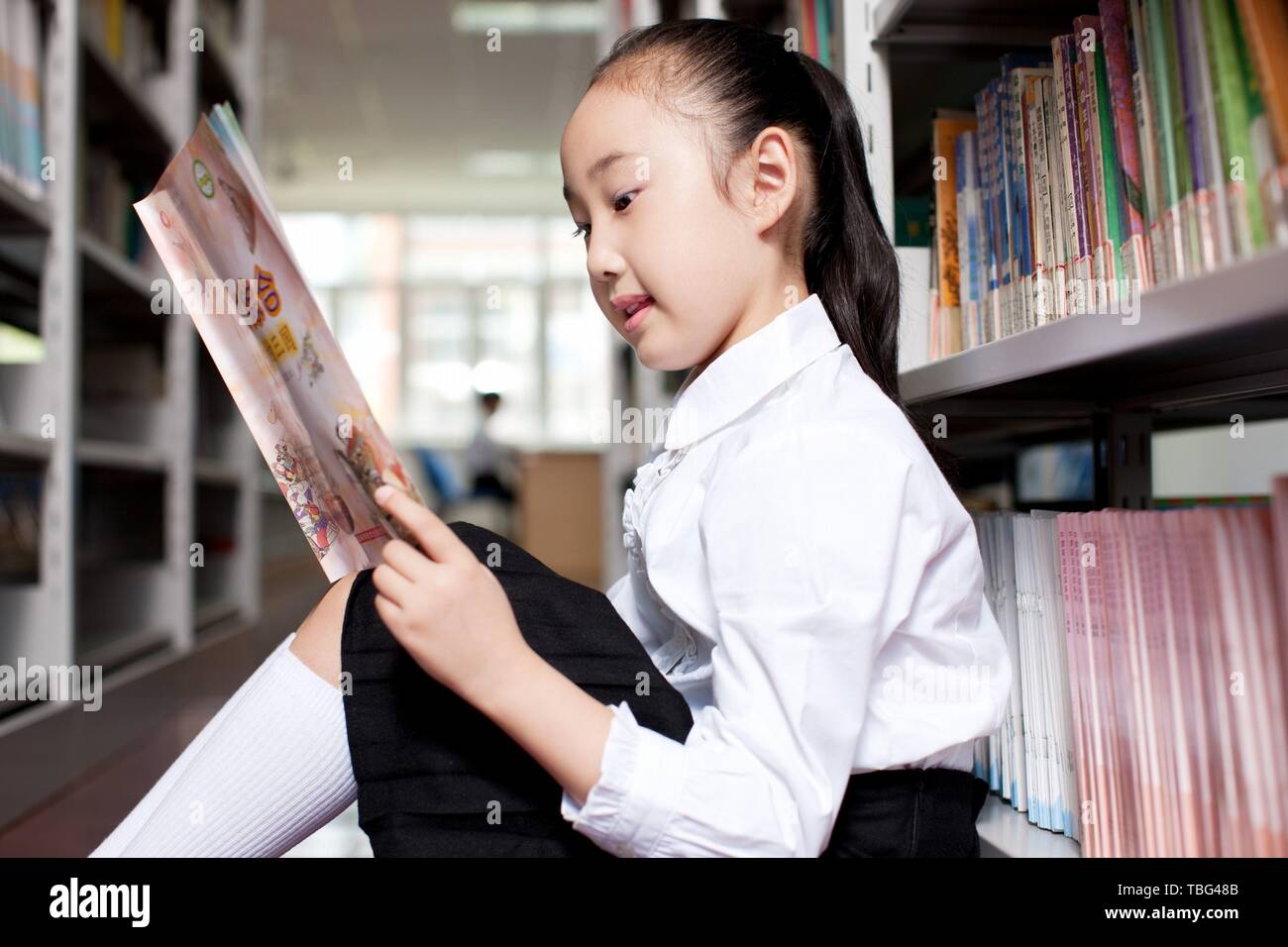 Chinese girl reading books hi-res stock photography and images - Alamy