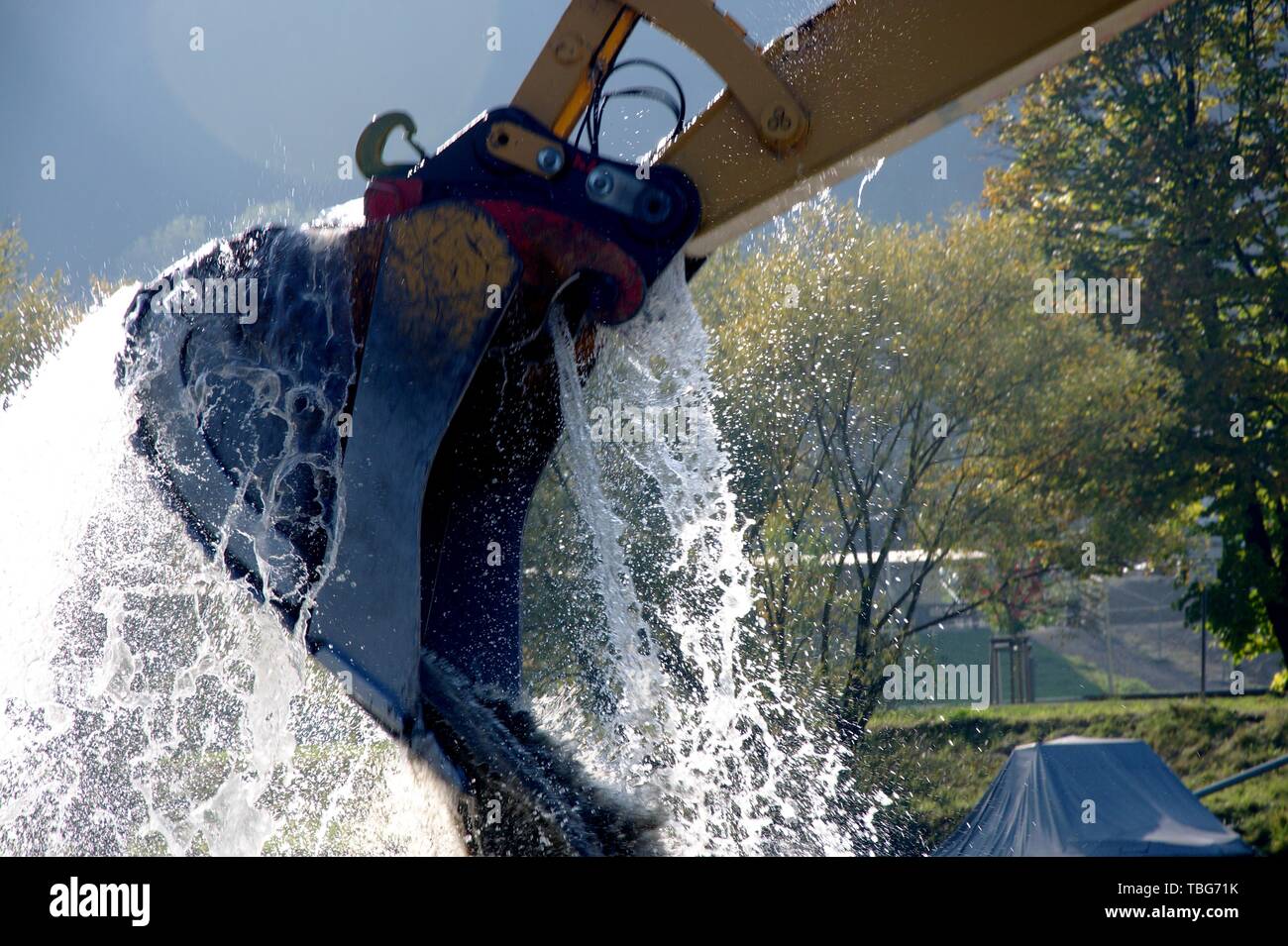 Excavator grabbing for water and mud Stock Photo - Alamy
