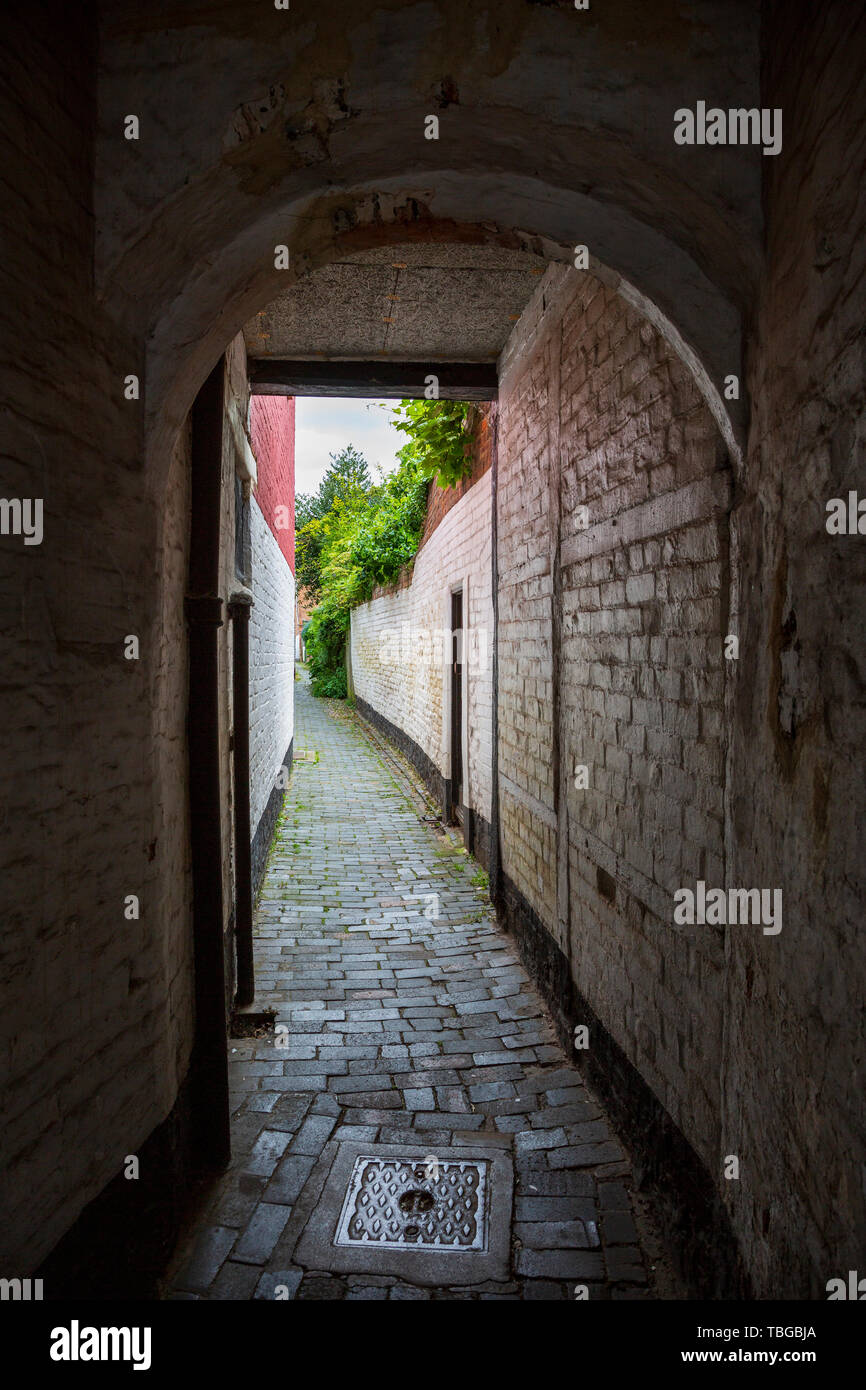 Alleyway in england hi-res stock photography and images - Alamy
