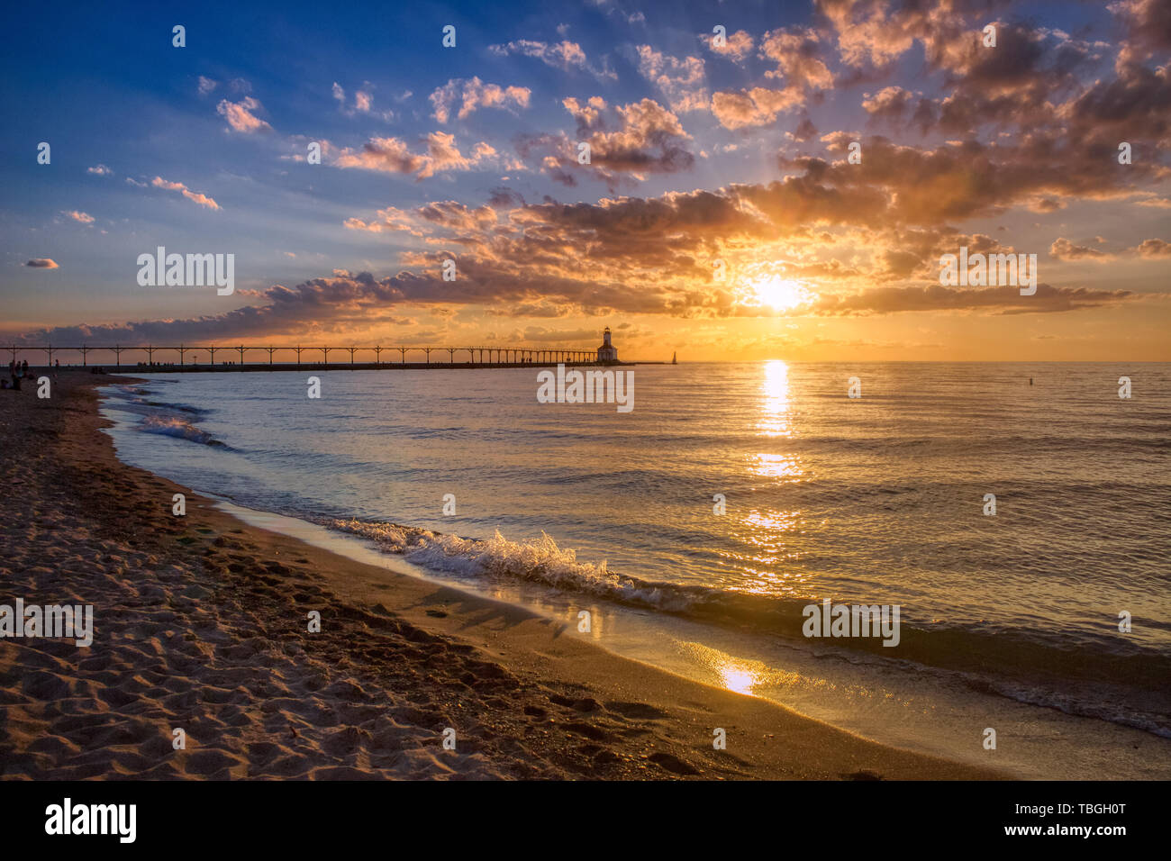 Chicago waterfront lighthouse hi-res stock photography and images - Alamy