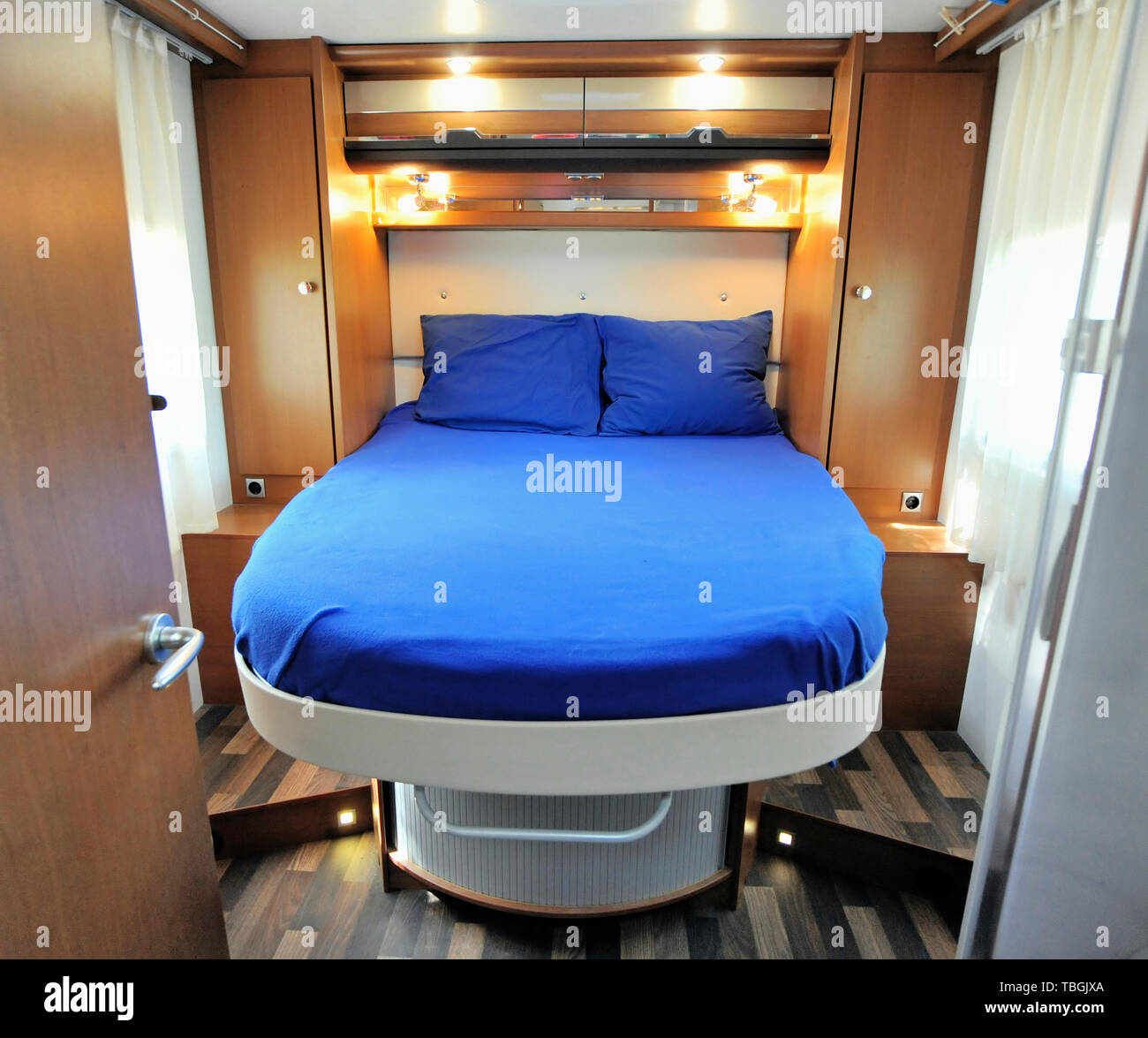 Made up bed hi-res stock photography and images - Alamy